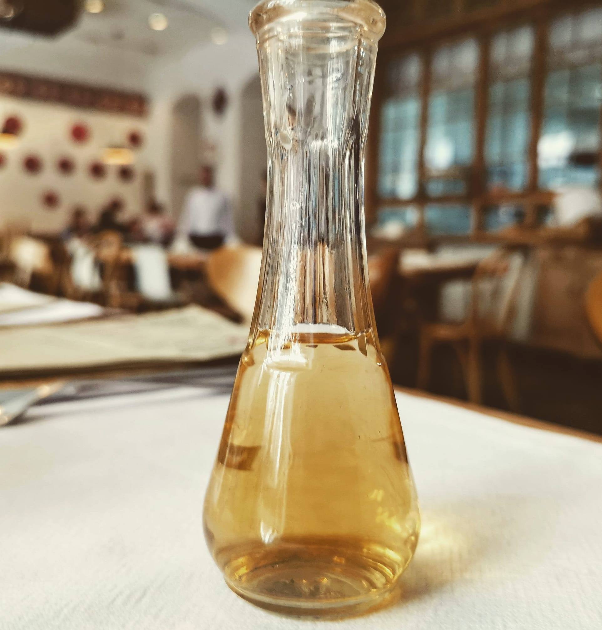 Raftul cu băuturi românești tradiționale – țuică, palincă & co. - Restograf