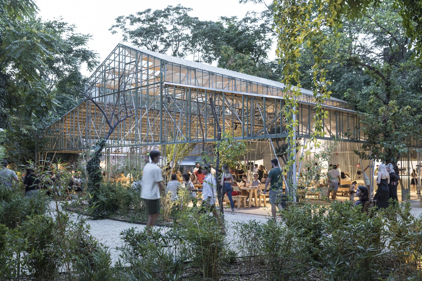 Grădini ascunse din Bucureşti, de un farmec aparte - Restograf