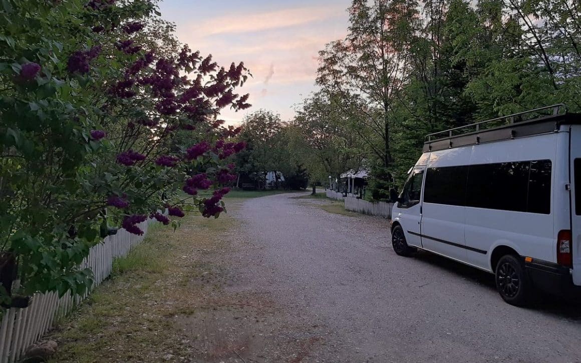 Tot ce trebuie să știi despre o vacanță cu rulota. Unde poți campa la ...
