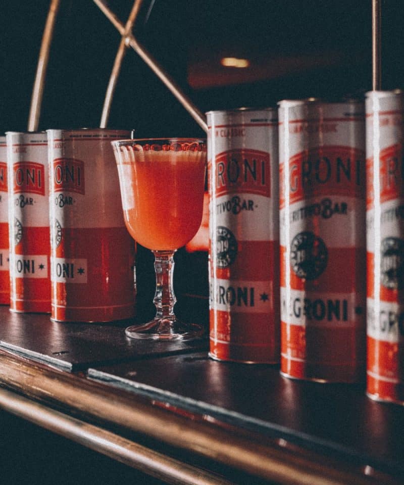 NEGRONI Aperitivo Bar pictează orașul în roșu și seduce cu un nou tip ...