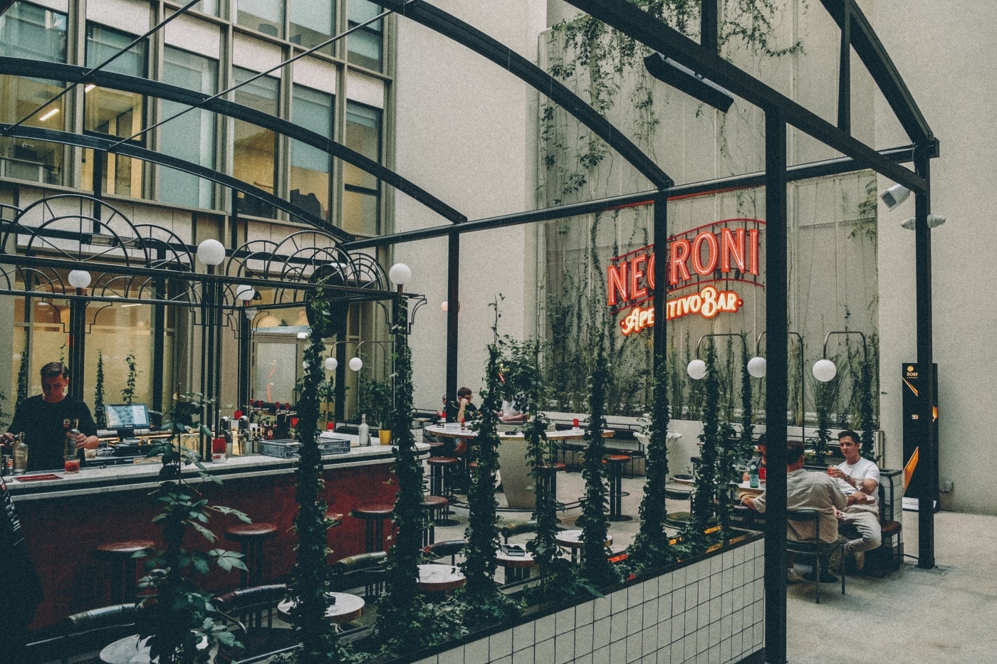 NEGRONI Aperitivo Bar pictează orașul în roșu și seduce cu un nou tip ...