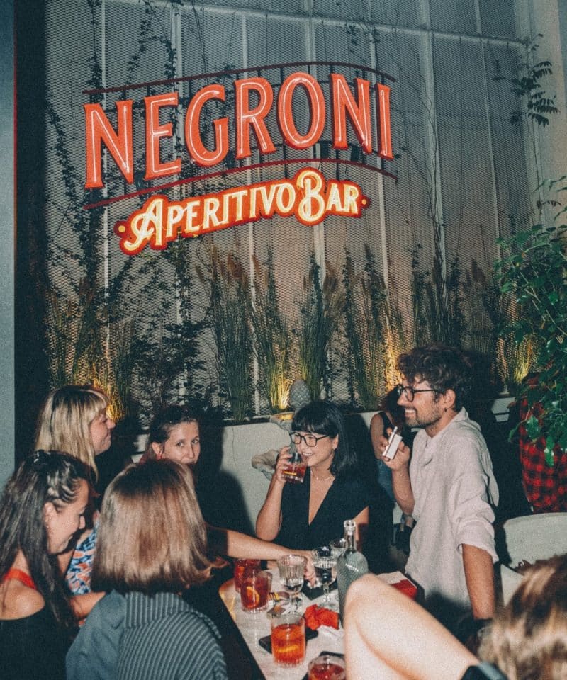 NEGRONI Aperitivo Bar pictează orașul în roșu și seduce cu un nou tip ...