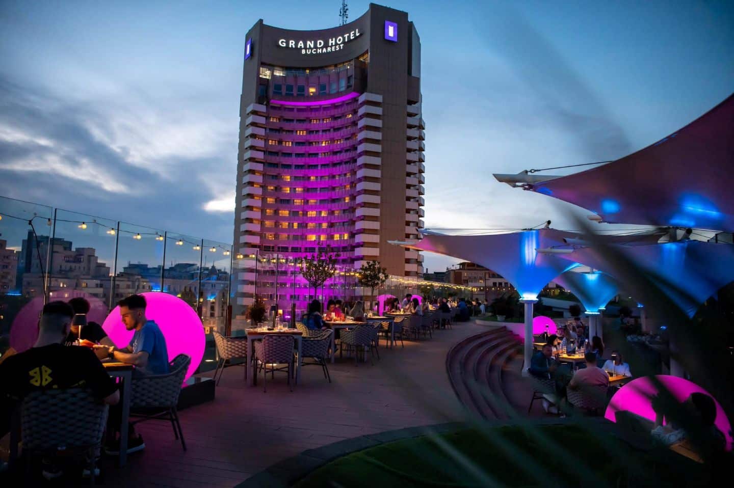 Cele mai cool rooftop bars din București. Terase la înălțime, la ...